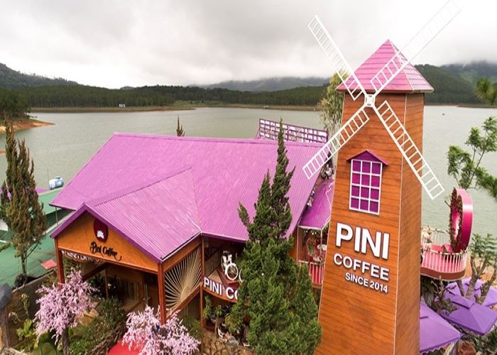 Khách hàng tiêu biểu Pini Coffee Đà Lạt chọn móc khóa gỗ khắc logo và ...