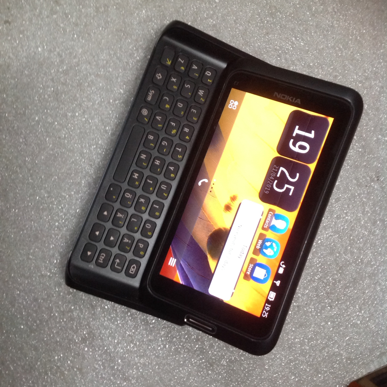 Nokia E7-00; E7 white