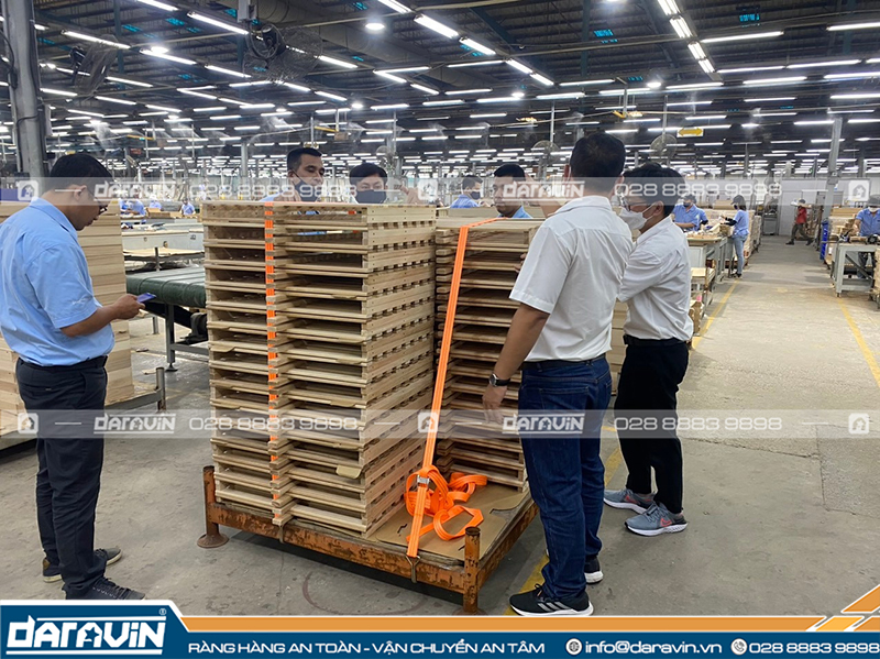 Chằng hàng trên pallet hiệu quả bằng dây chằng hàng khóa cam