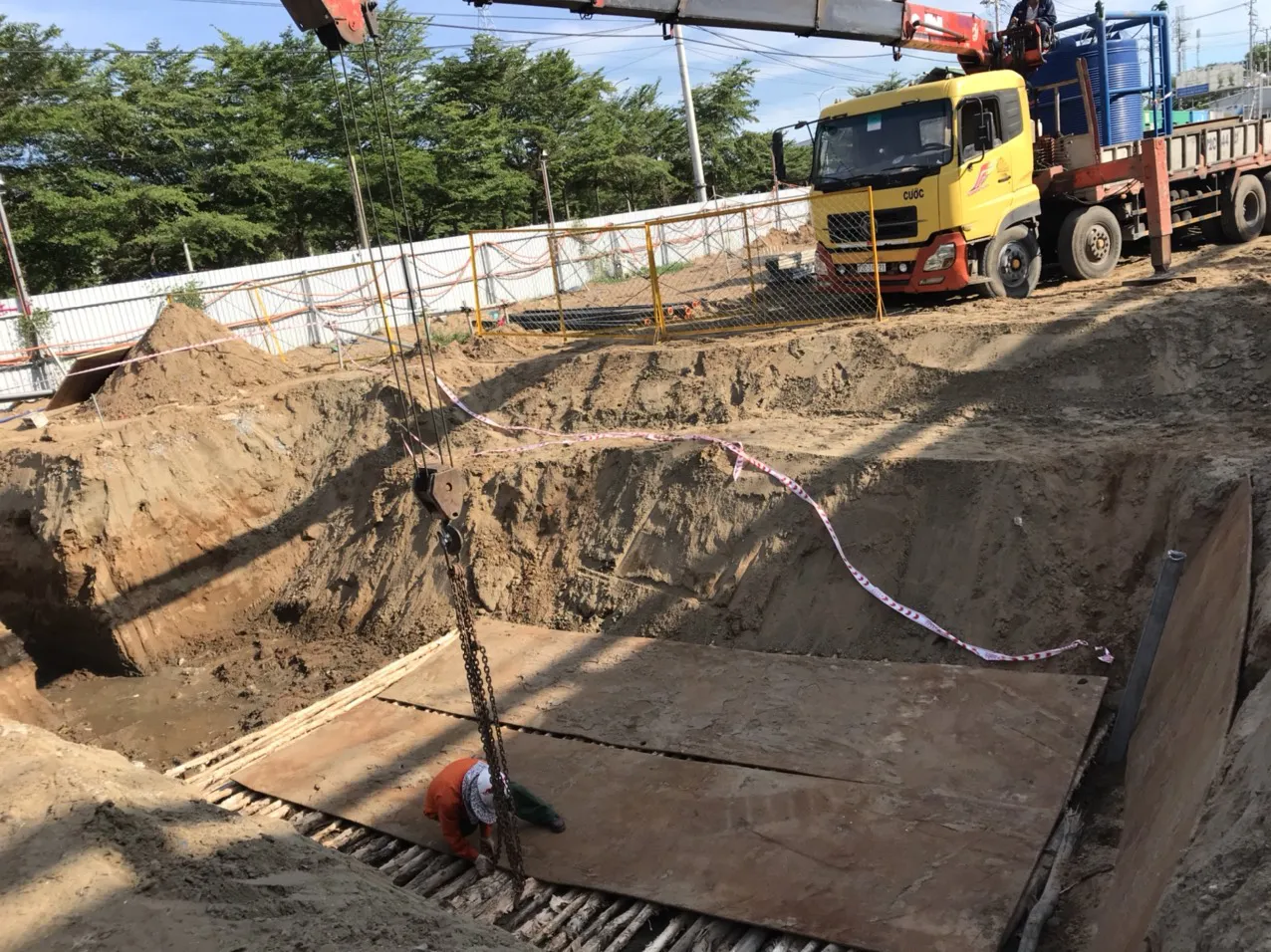 Drilling work to pull LNG pipes across the road for oil and gas ...