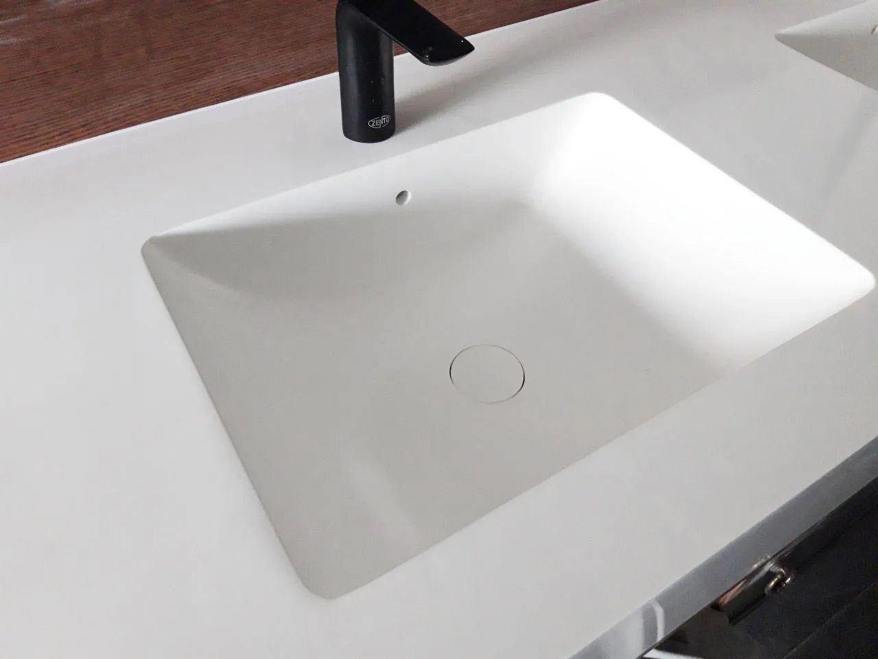 Chậu rửa Lavabo đế tròn đá Solid Surface