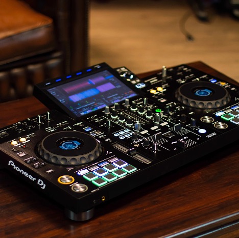 Bàn DJ Pioneer XDJ RX3 - Spotlight Của Buổi Biểu Diễn Âm Nhạc