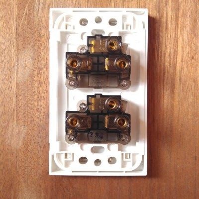 2 ổ cắm 3 chấu có che S18UE2 Sino