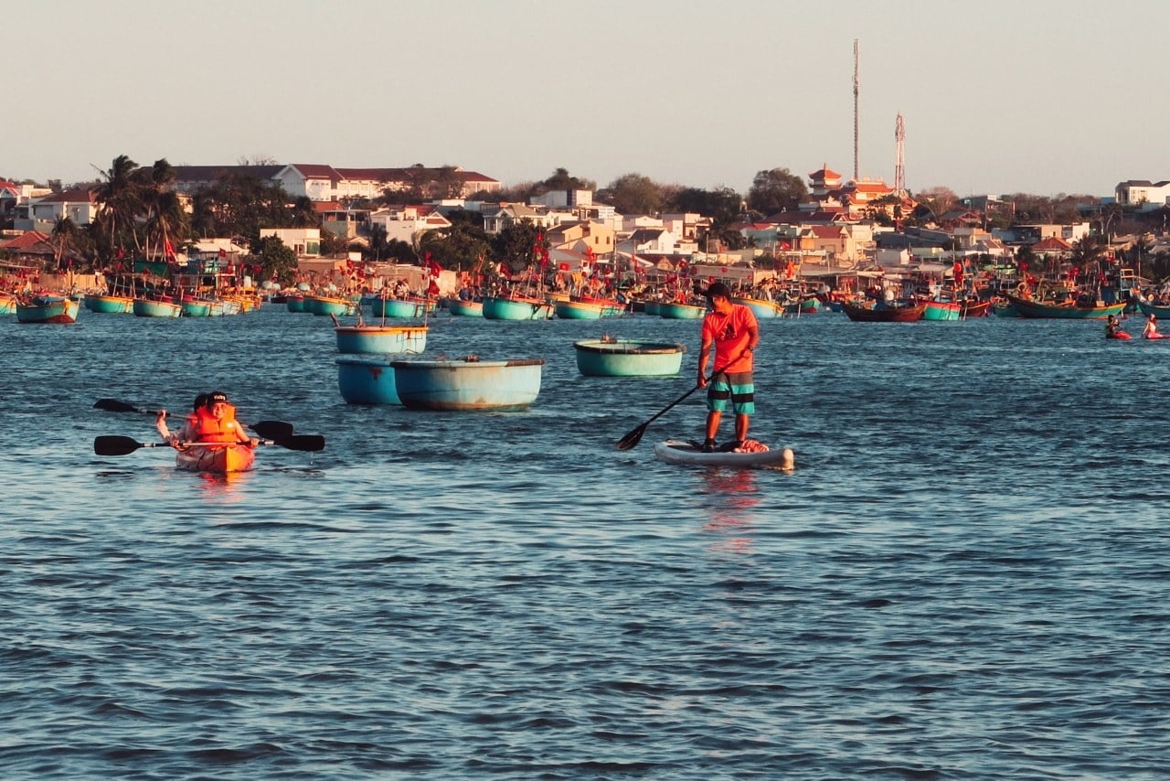 Chèo Thuyền Kayak và Sup ở Làng Chài Mũi Né
