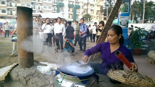 Opening the festival of Vietnamese rice paper