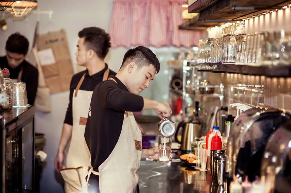 Phong cách thiết kế đồng phục quán cà phê tân cổ điển có gì đặc biệt?