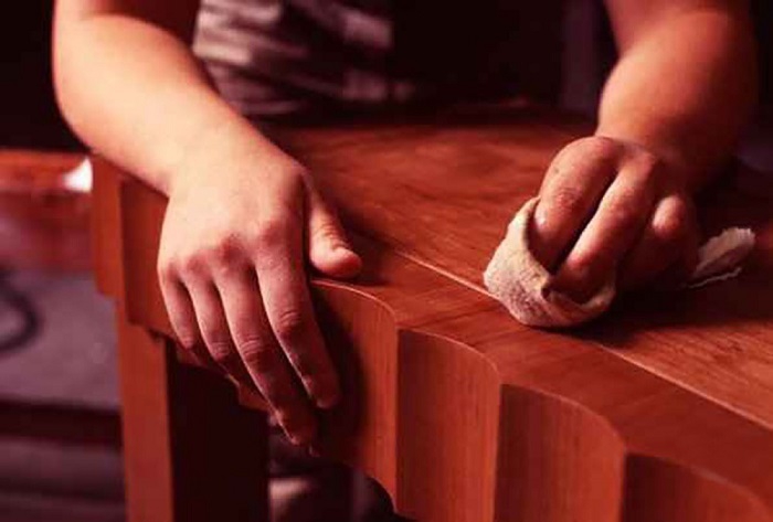 3 điều cơ bản cần biết khi đánh vecni bàn ghế tại nhà