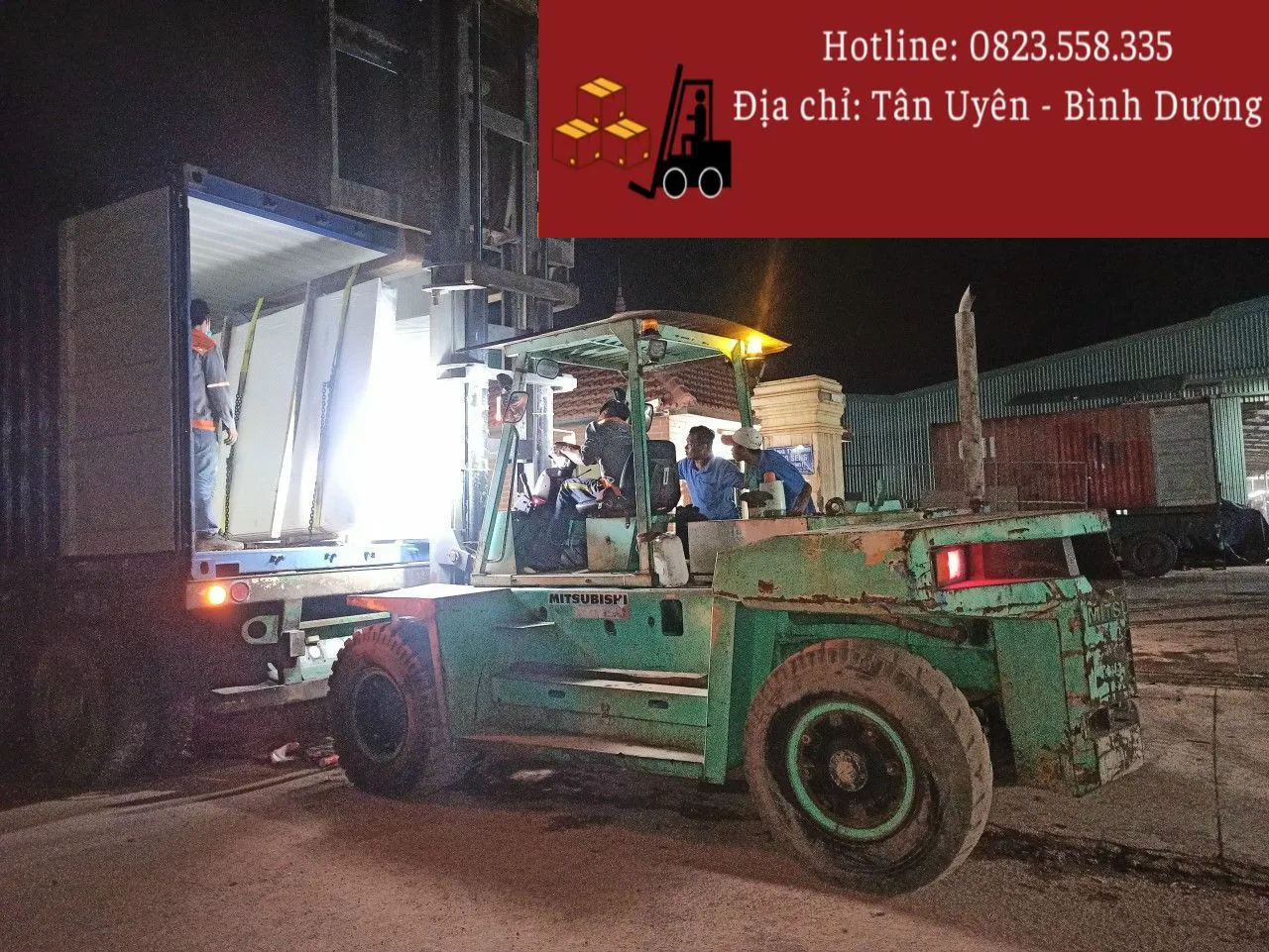 Dịch vụ nâng hạ máy móc, rút máy móc từ container bằng xe nâng tại Bến ...