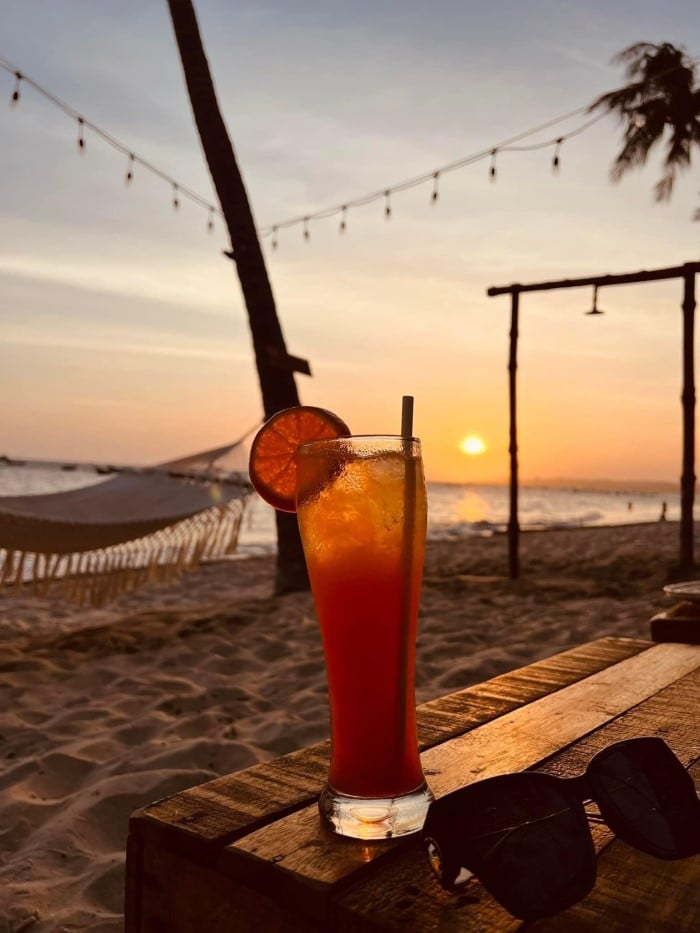 PINEAPPLE MUI NE VIETNAM, BEACH BAR WATCHING SUNSET OVER OCEAN