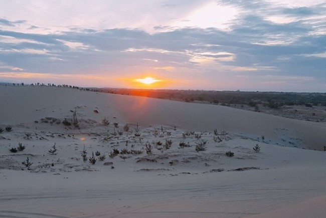 MUI NE JEEP TOUR WHITE & RED SAND DUNES, FAIRY STREAM, FISHING VILLAGE