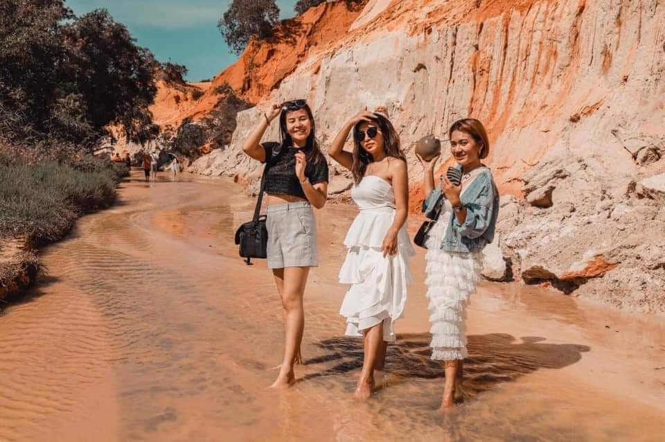 MUI NE SAND DUNES JEEP TOUR DISCOVER TOURIST ATTRACTIONS