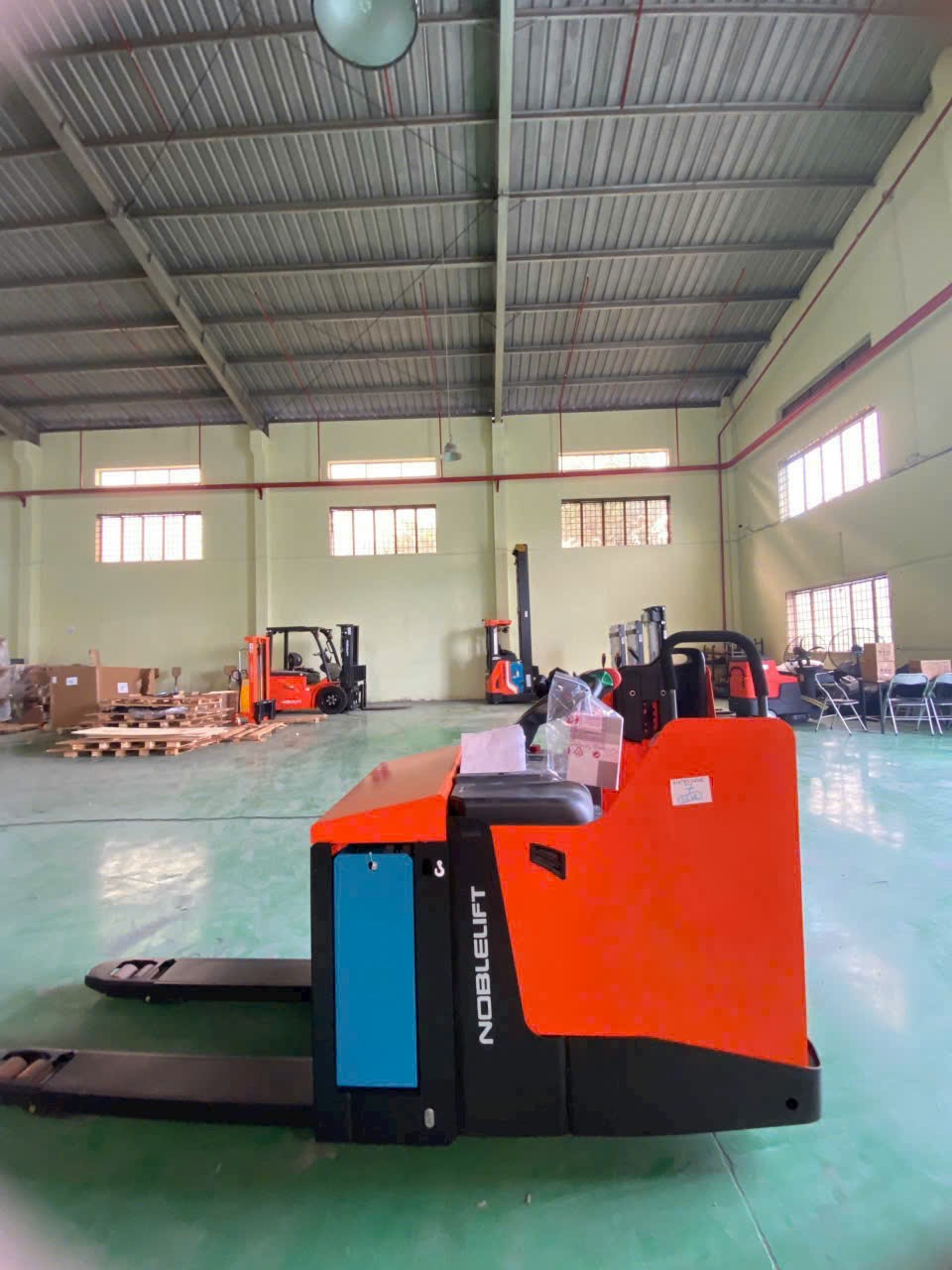 Xe nâng điện Stacker Thấp