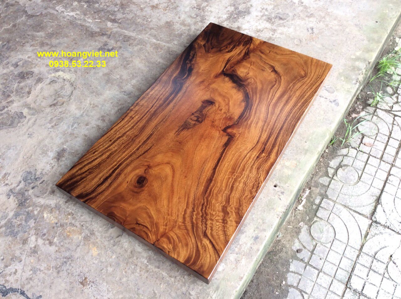 Sự thật về độ đẹp và chất lượng của mặt bàn gỗ me tây tại TPHCM.